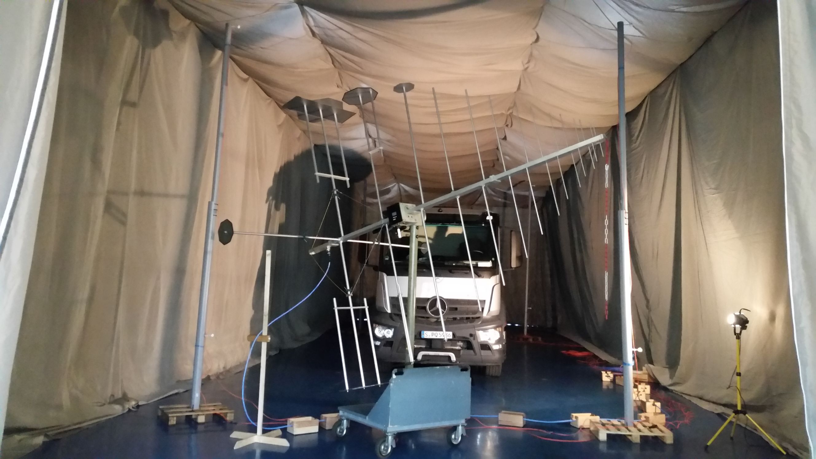 Prodotti schermanti per interferenze elettromagnetiche (EMI), camere ...